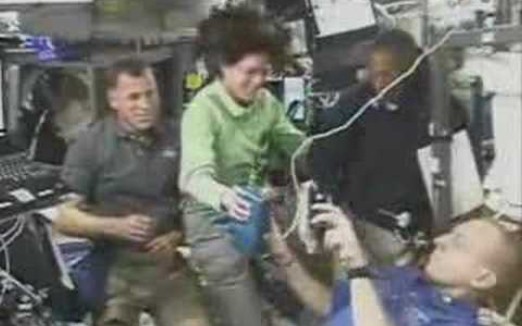 (生肉)人类史上首次太空授课