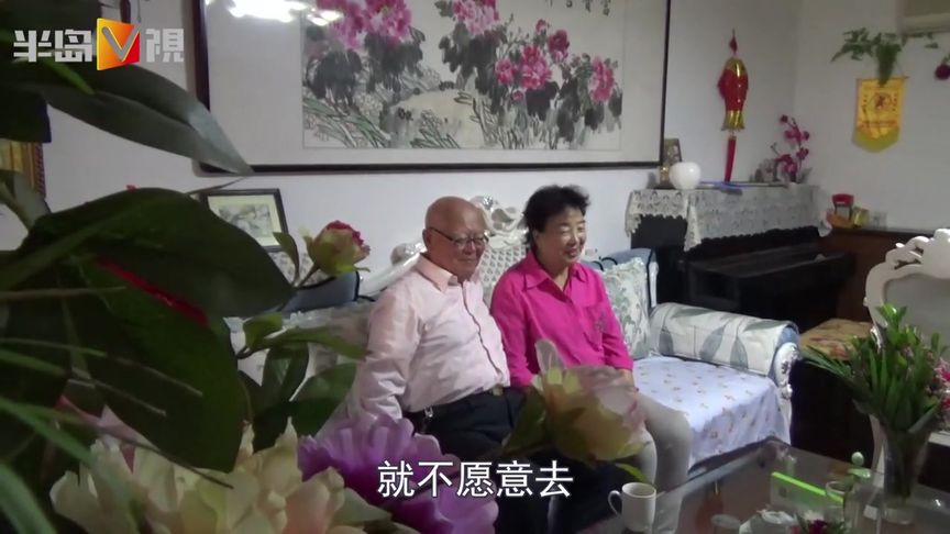 甜蜜夕阳恋!两老人牵手共度晚年,爱旅行足迹遍布五大洲