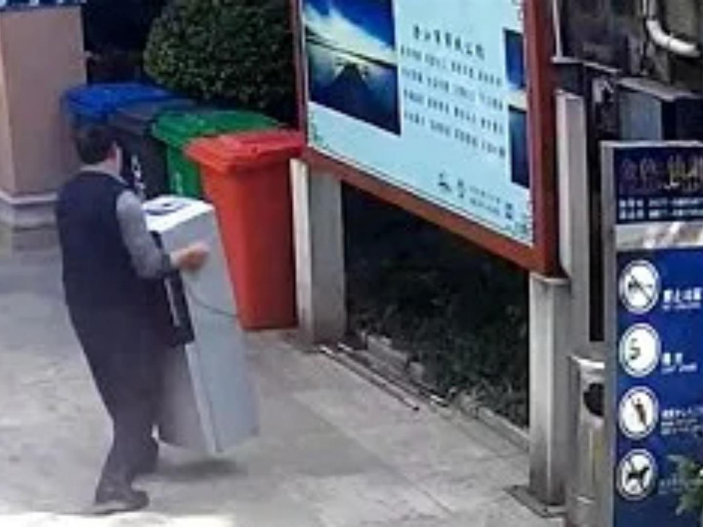 饮水机里放10万现金,被家人当垃圾误扔,民警多方查找寻回