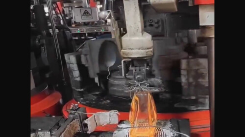 玻璃瓶厂生产的全过程,眼前这一幕,成品太惊人了!