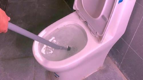家里的卫生间堵了别慌,只需掌握这个小妙招就能轻松将其完美疏通