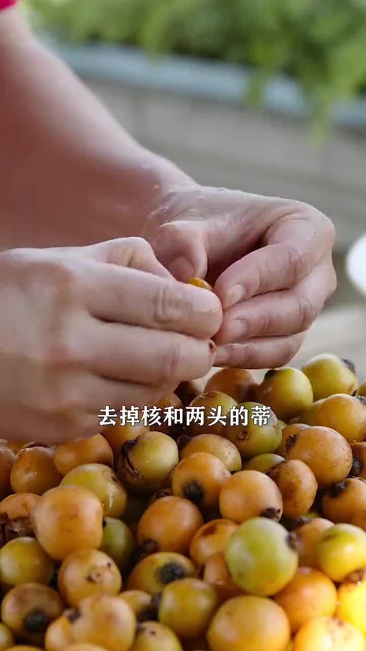 吃不完的枇杷做成川贝枇杷膏,密封冷藏保存,一年四季都可以喝
