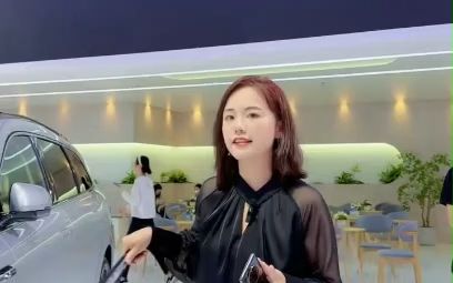 戎姐看问界,五座问界M7改进巨大,后排放倒可以睡下大象。