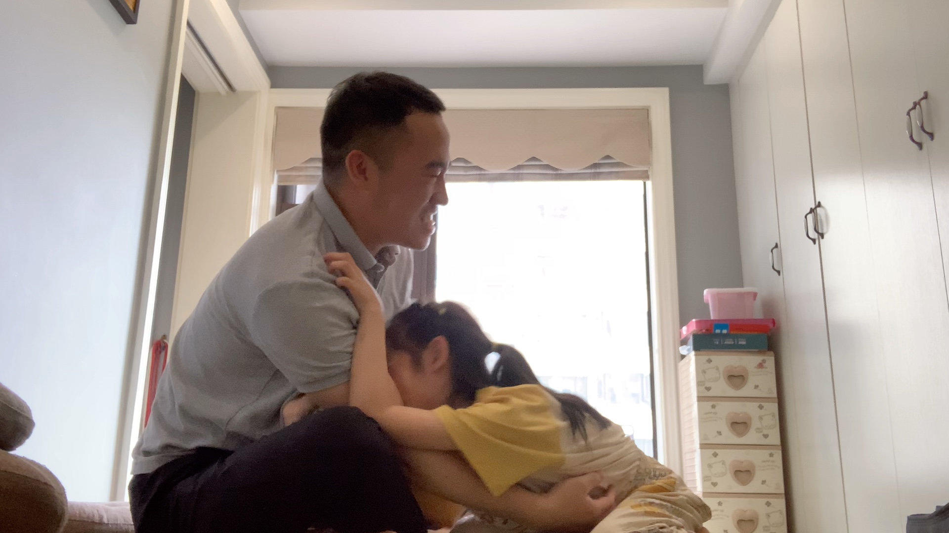 跟爸爸玩挠痒痒游戏