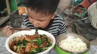 孩子在幼儿园总是吃不饱,老师来做家访,看到的画面难以相信