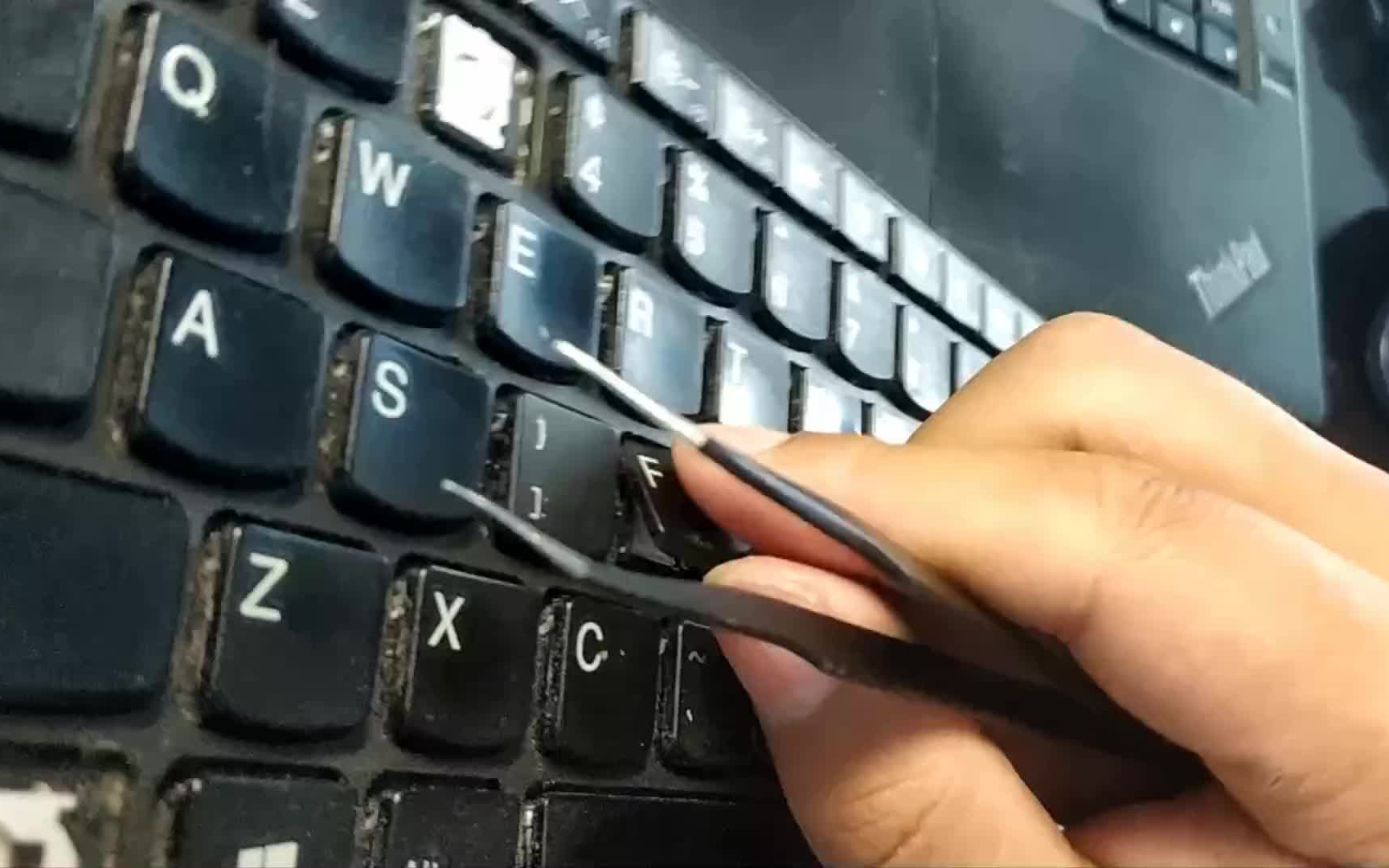 笔记本键盘按键的拆卸与安装—使用镊子简单方便2019-6-28_batch