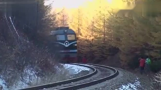 实拍绿皮车通过弯道铁路道口,实拍火车怎么转弯