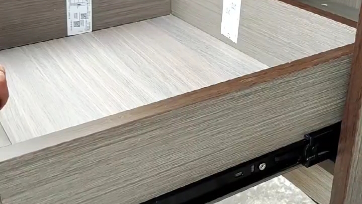 阻尼滑轨安装方法演示,左右各垫一个挡板确保前后左右保持平衡。