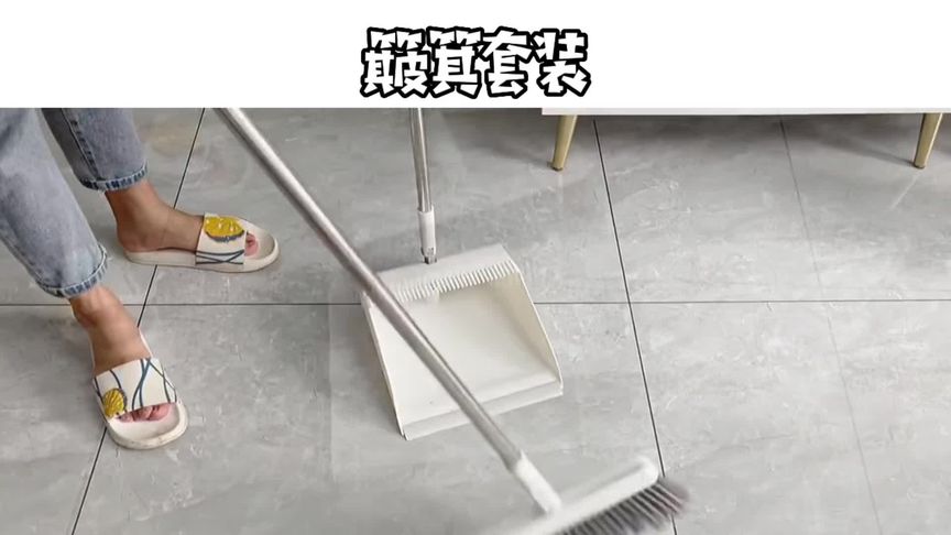 可以折叠的#扫把簸箕 套装,簸箕上的梳子可以刮掉毛发