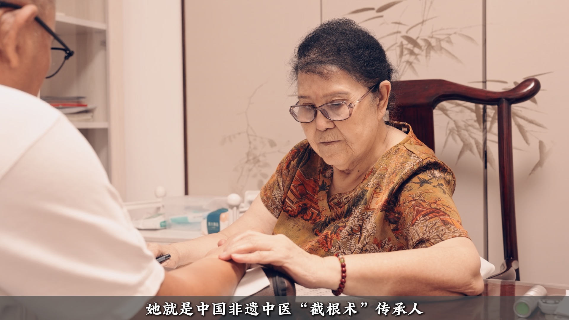 ...根术”传承人王斌,16岁断脉诊病,曾被特招入伍,行医68载擅长针灸技艺