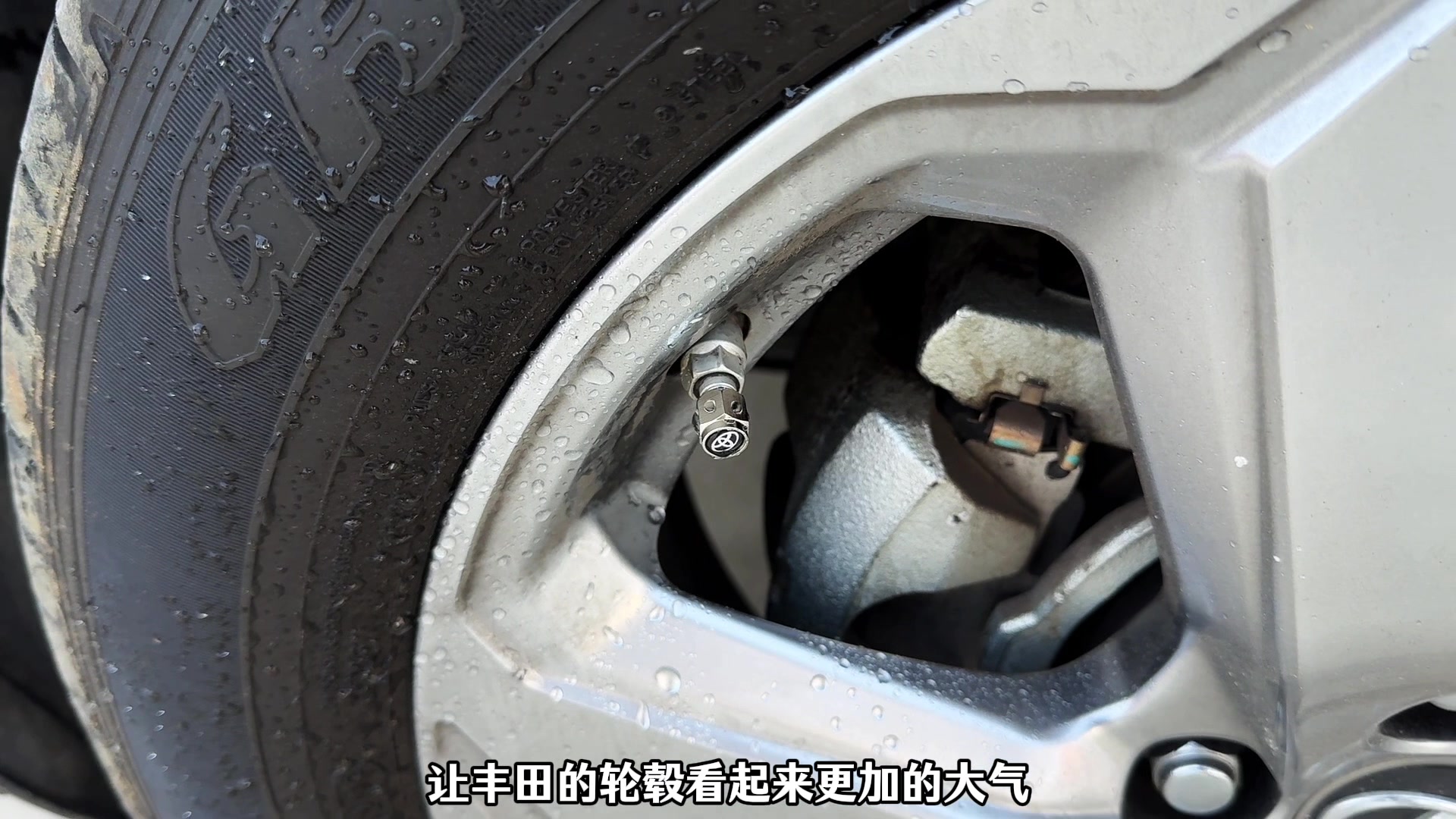 ...徒手即可操作,拧下旧帽、旋紧新品,零工具快速换装,合金材质与轮毂...