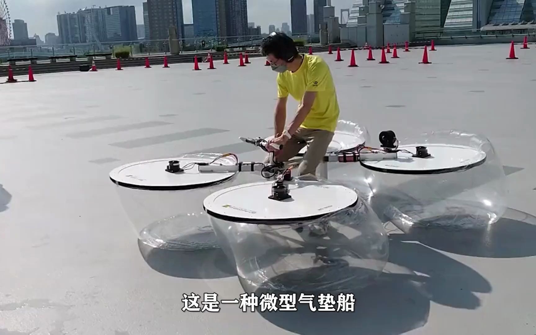 不可思议的迷你气垫船,只需要四个超大气囊,就能在地面来回移动