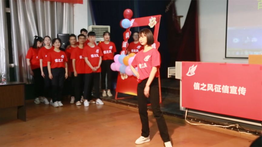 征信知识进社区百姓身边话诚信冷水江湘淮村镇银行信之风征信宣传