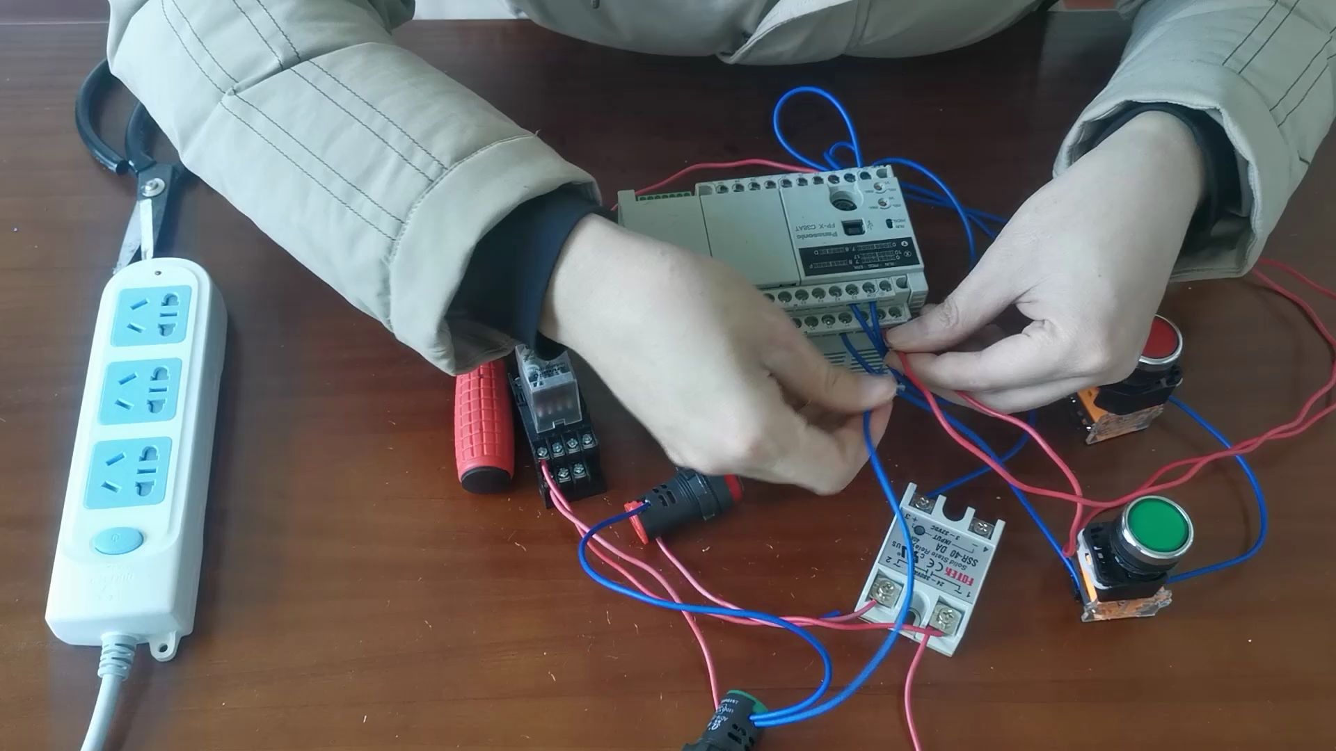 固态继电器介绍与中间继电器的对比实验