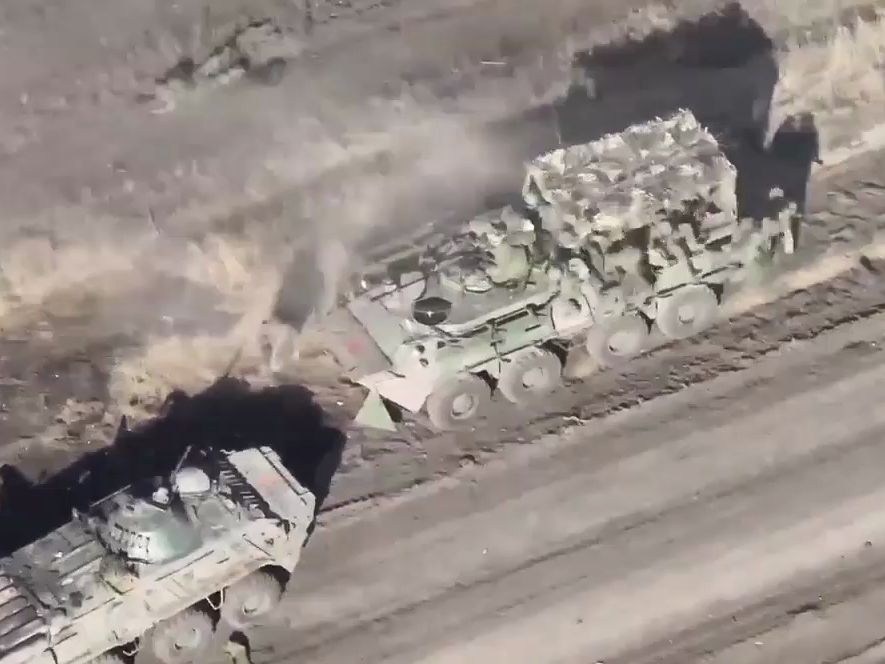 乌军无人机群最新战术!俄军在不改变策略的话,真够俄军喝一壶的了!