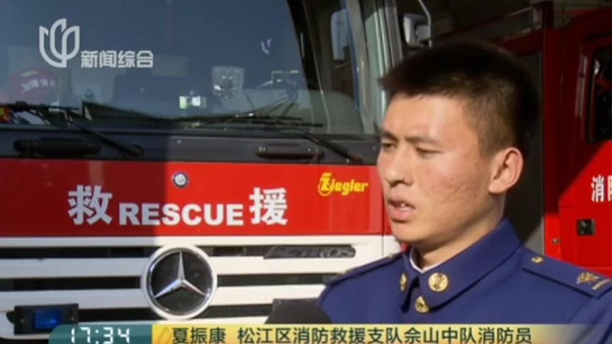 脚手架坍塌工人摔至电梯井 消防与120合力紧急救援
