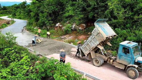 村民集资30万修路十年未动工:乡村道路建设的困境与出路