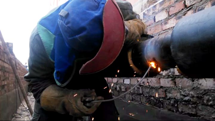 实拍管道焊接盖帽,焊工技术真牛,懂电焊的来看看用的什么工艺!