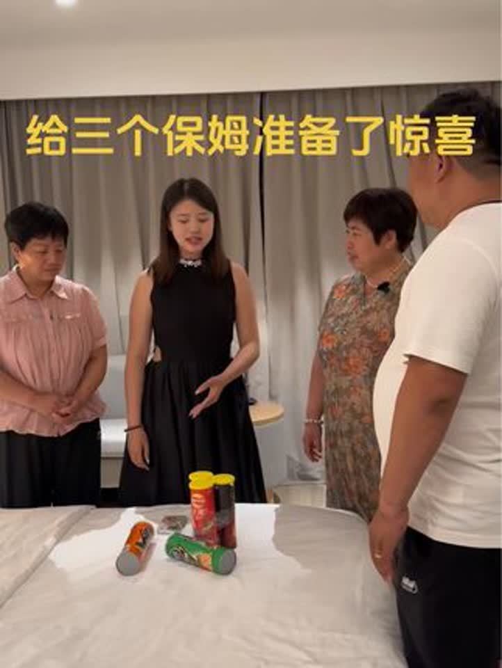 给三位保姆都准备了惊喜,刘阿姨购物卡,周哥苹果手表,何阿姨金手链!