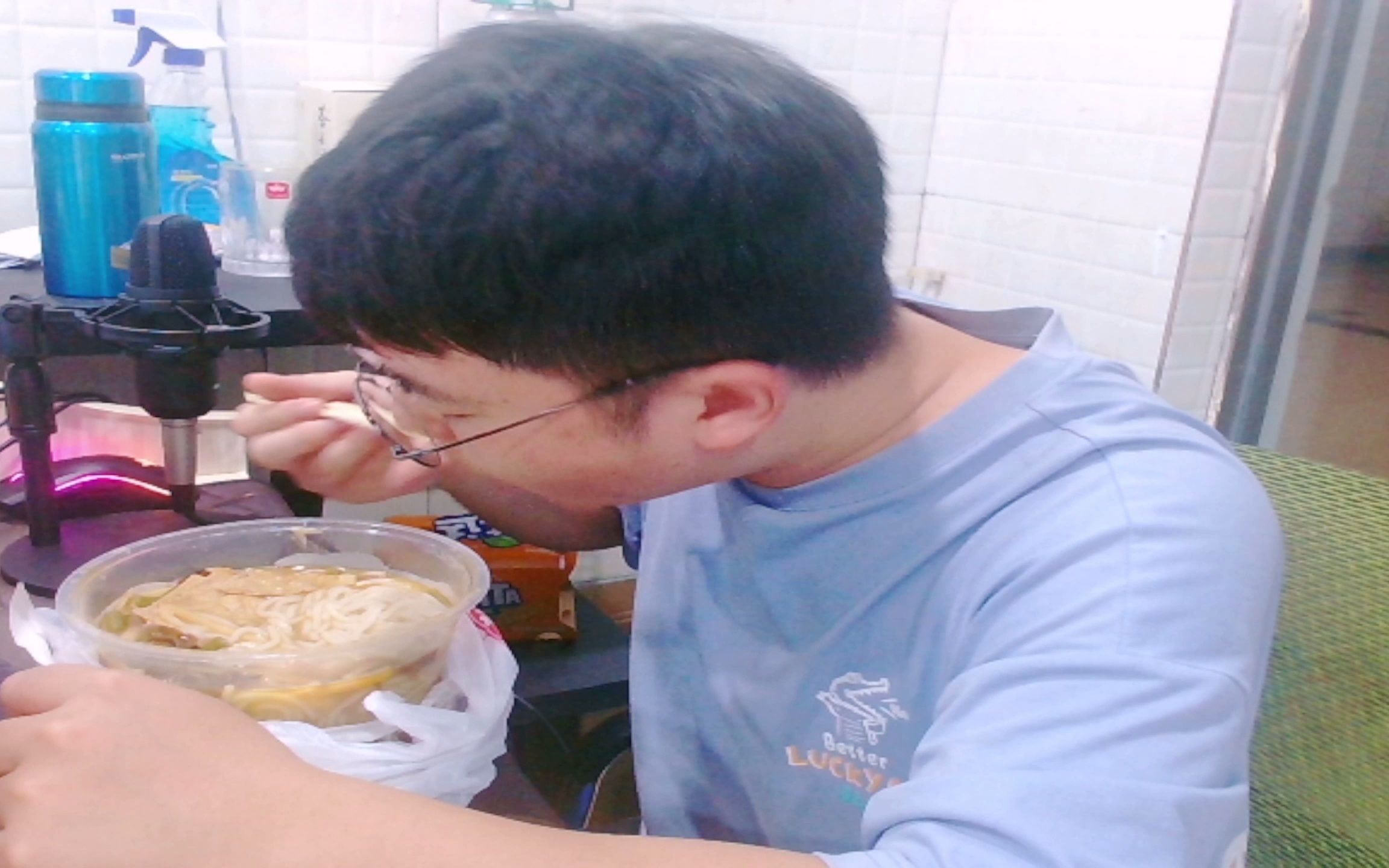 吃螺蛳粉把汤喝完应该没人会说我吧