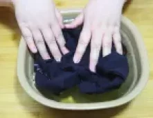 黑色衣服发白褪色怎么办?教你一个小妙招,再也不怕衣服褪色了