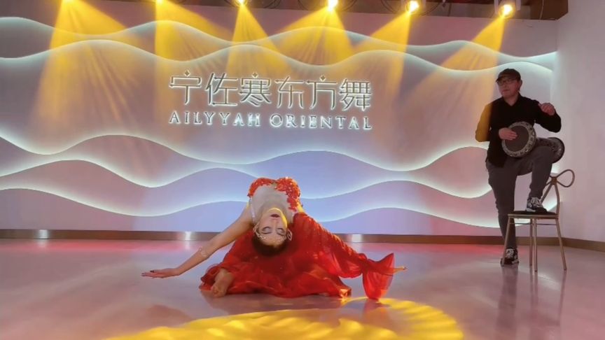 肚皮舞舞娘,舞台上的一团火