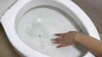 马桶堵住了不要急,只需用它捅一捅,3分钟彻底疏通好,一试就灵