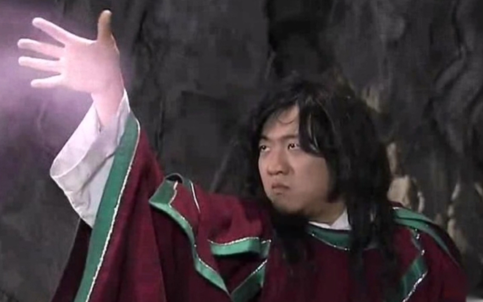 太乙真人双手一拍,九龙神火罩立即发动烤箱模式,可怜石矶娘娘被烧成...