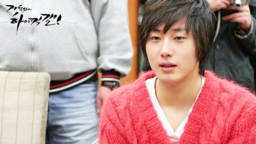 帅哥被挠脚心真心搞笑一家人