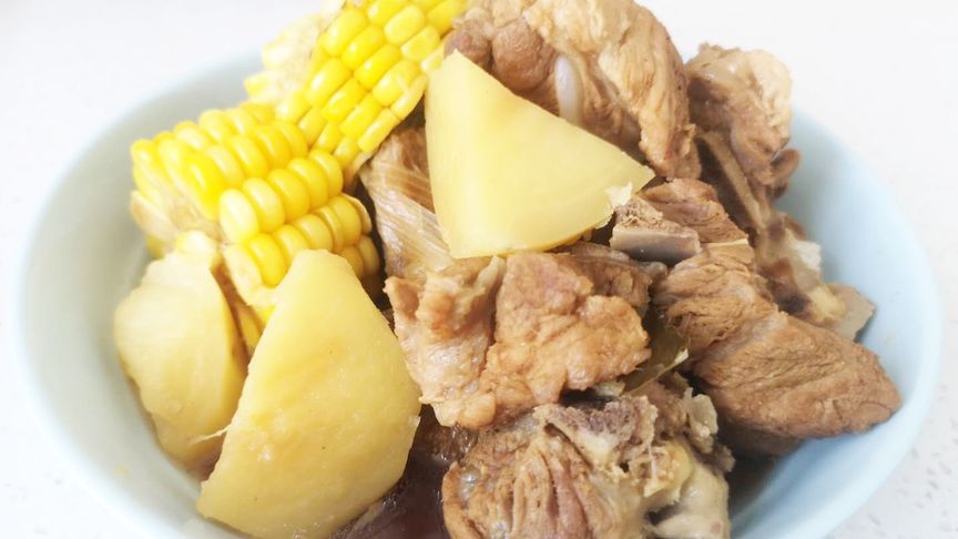 土豆炖排骨家常做法,加入一个玉米,好吃又营养,最后连汤都不剩