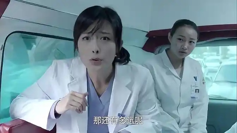 产科医生:孕妇高速上生产,救护车堵在半路,实习医生公路接生!