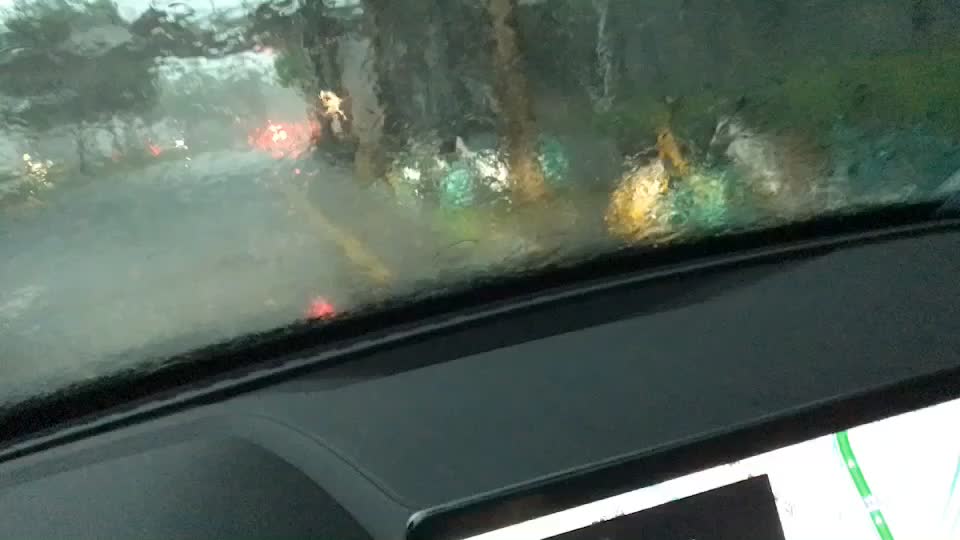 提新车,没人提醒雨刮上有保护套,要拿掉保护套,不然雨刮刮不干净,还会...