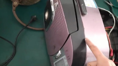 美的智能电饭煲煮熟饭后不跳保温?数字万用表查找故障原因