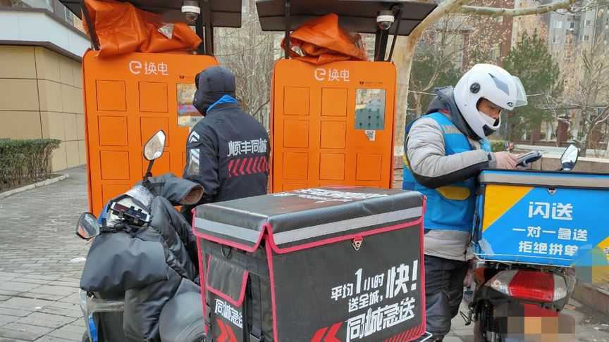 北京有很多外卖小哥在租电池配送,亮仔也想买辆电动车