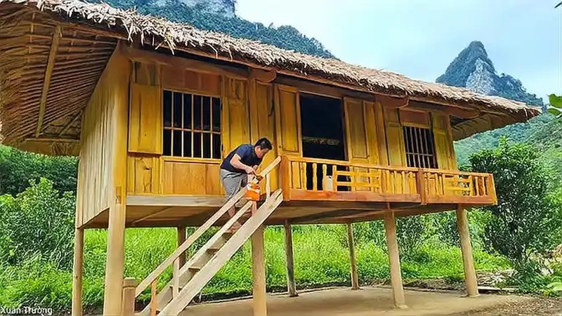 纯手工打造传统木屋——给木屋安装漂亮的实木栏杆并涂刷保护漆