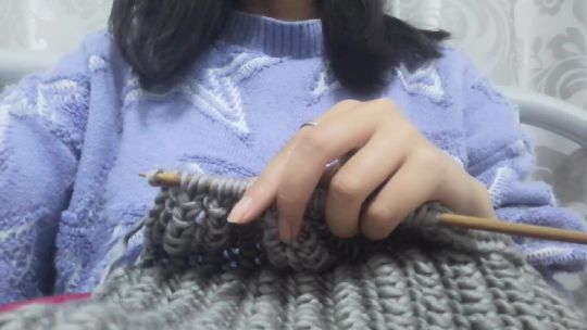 织围巾教程,手残党在线教‘一往情深’围巾编织法