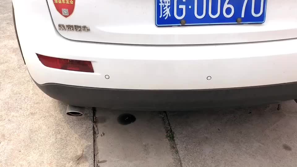 众泰T600原车三个倒车雷达,安全性不错!