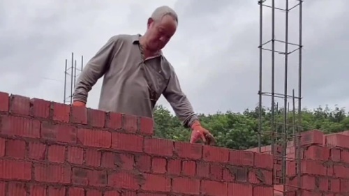 老陈给大哥房子设计的是现浇平顶以后大哥挣到米也可以继续往上升