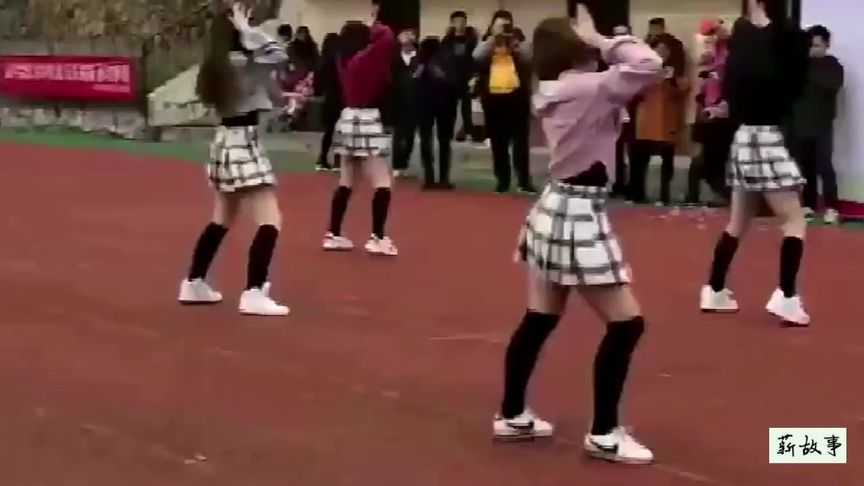 校运动会学生节目表演,四名学生的舞蹈