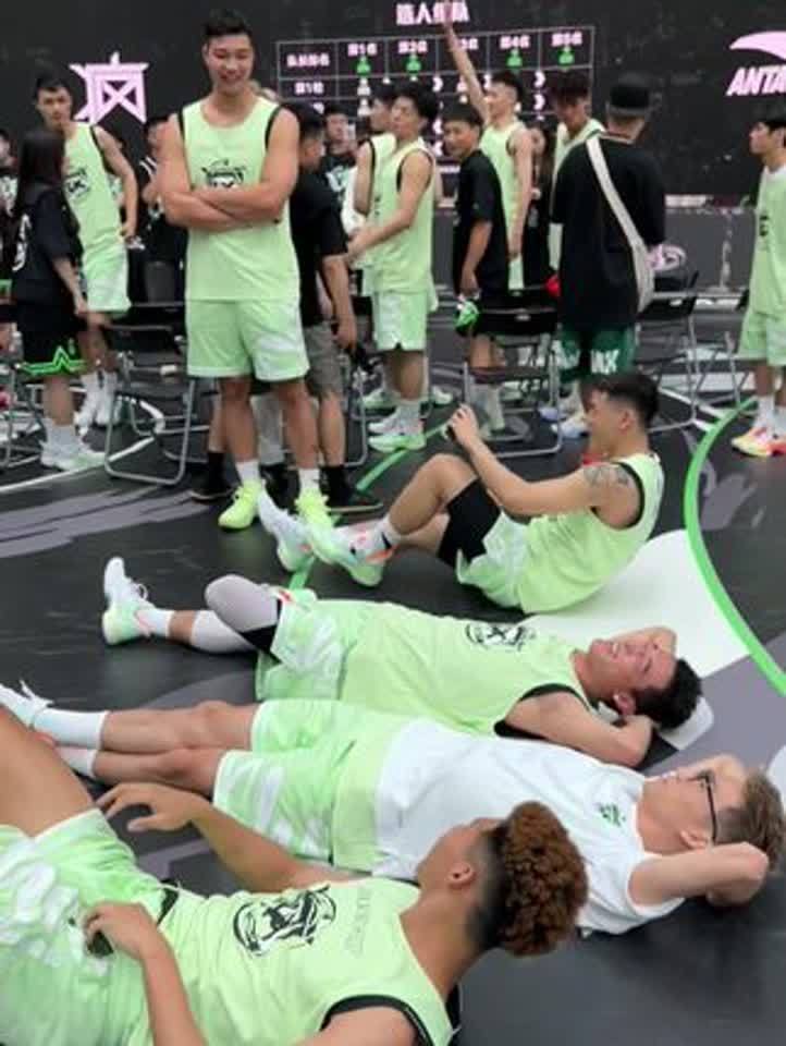 铁子们,现在打篮球需要文武双全,你们说对吧 2022要疯点兵赛开打