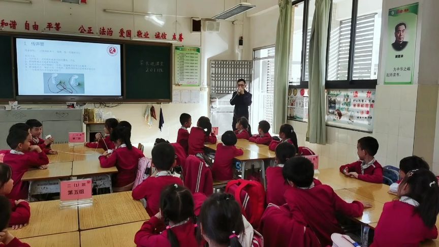 家长进课堂还蛮精彩的,孩子积极互动,体验不一样的课堂