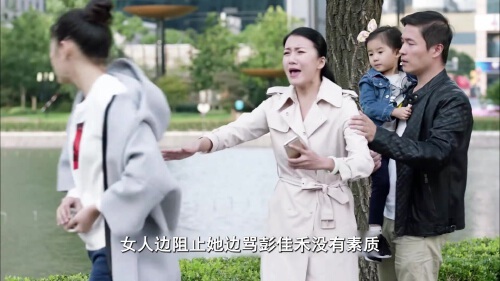 女孩看见别人幸福感到烦躁,拿起石头砸向小动物