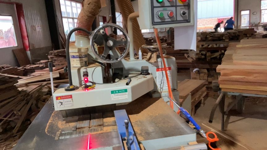 你还在用墨斗、手拉锯 制作红木家具么?已经换上红外线的了。