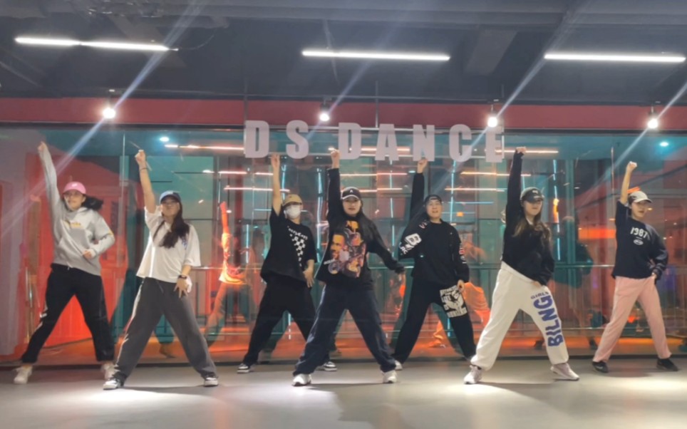 王一博这就是街舞5开场舞 虽然快乐对我来说蛮奢侈,但幸运的是它还...