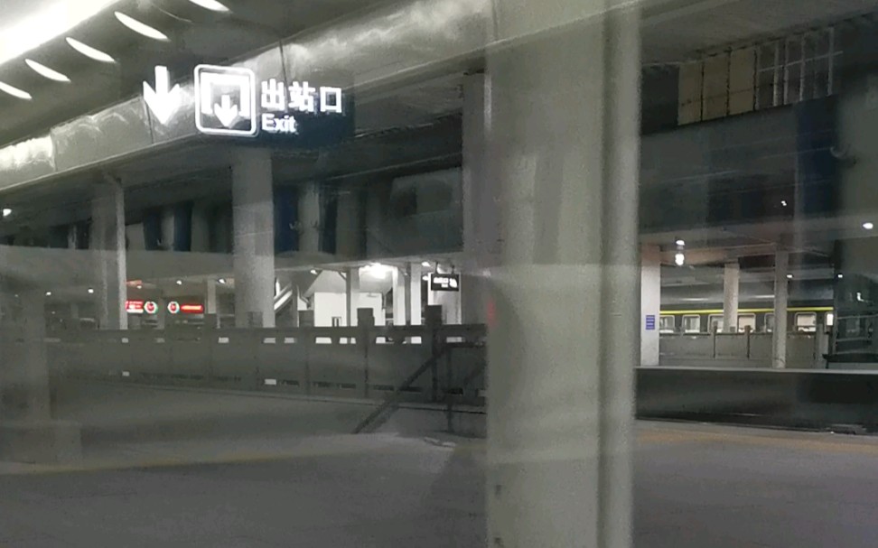 K27(28)次列车(北京—丹东)晚22:42驶出山海关站2站台(车内视角)