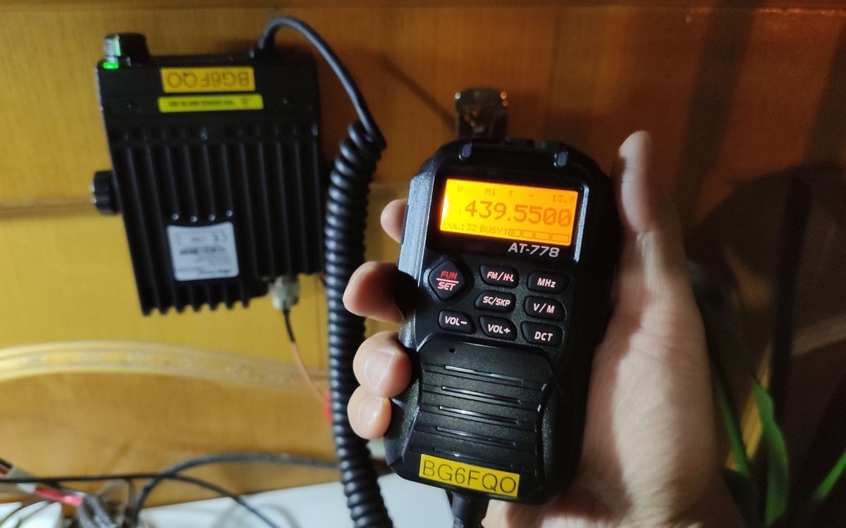 在家里安装了车载电台和天线,通联中继的效果甩了对讲机几条街