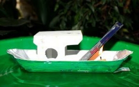 看国外大神如何使用易拉罐和果汁纸盒制作一艘好玩的蒸汽砰砰船