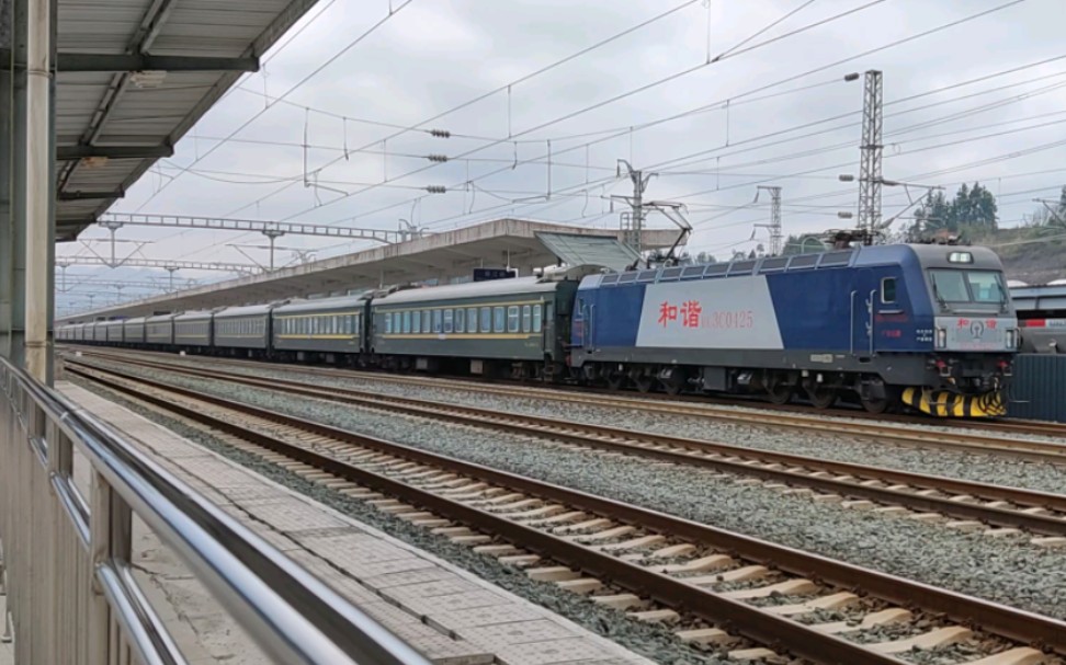 K192次驶出黔江站。