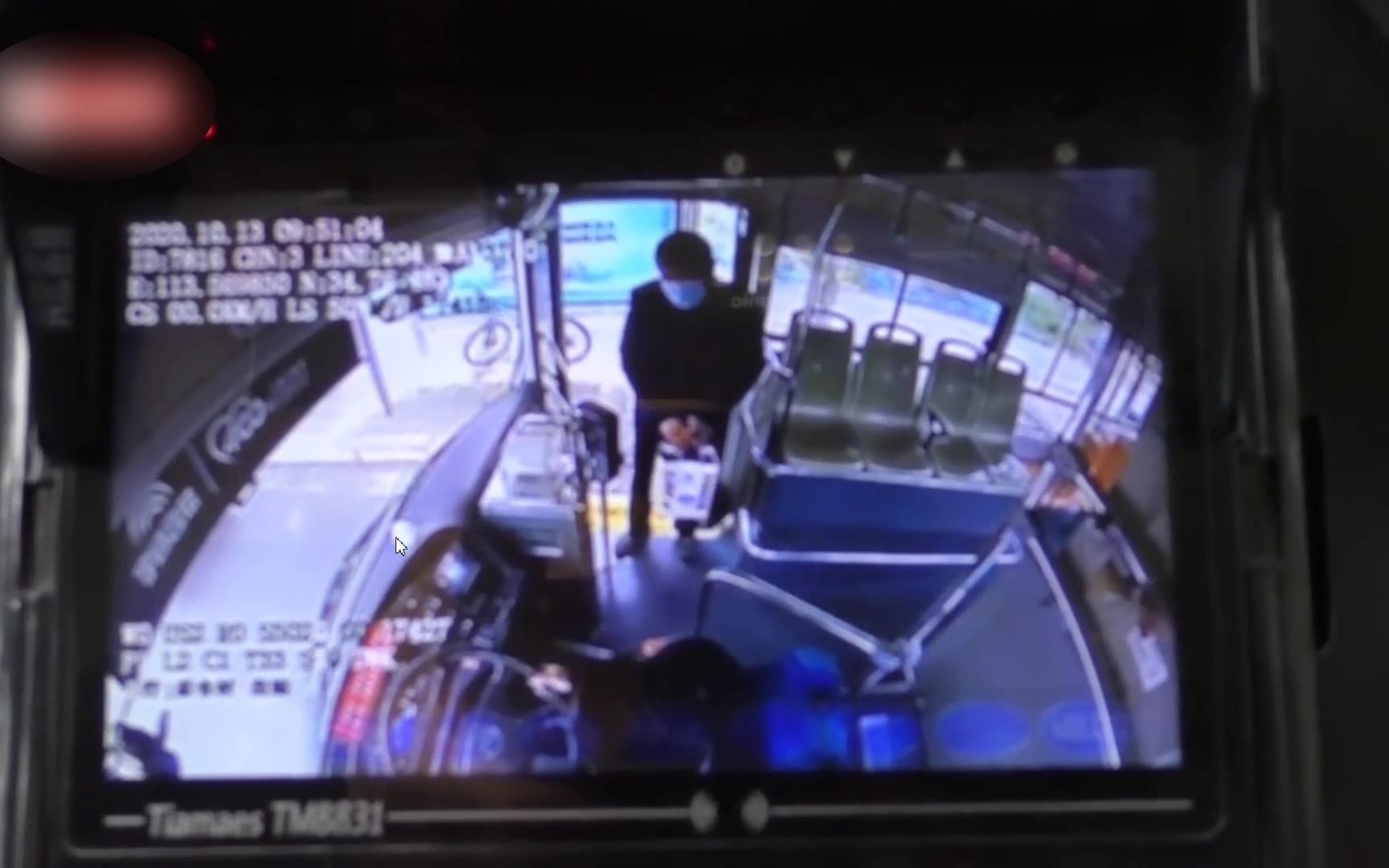 大爷乘公交没带零钱,司机提示可手机支付,大爷随手将手机放入投币箱