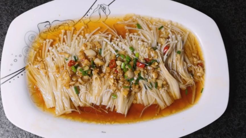 蒜蓉金针菇做法竟如此简单,却很美味,万能的蒜蓉方法很好吃。